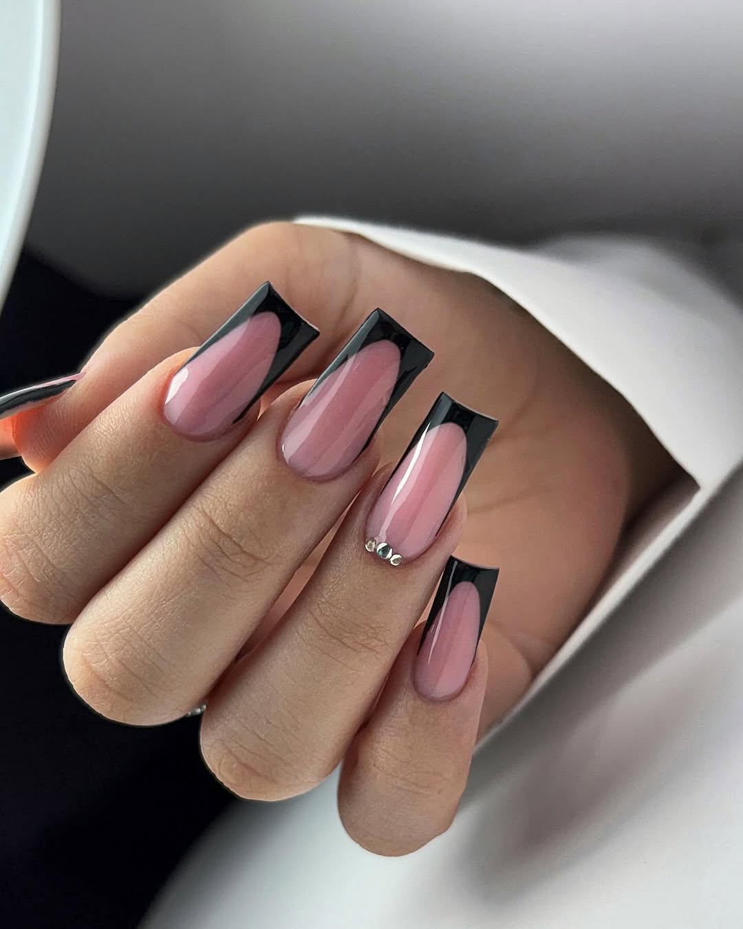 Black Nails Ideas 2025: Trendy Y2K, Gothic, Chrome & Classy Designs for ...