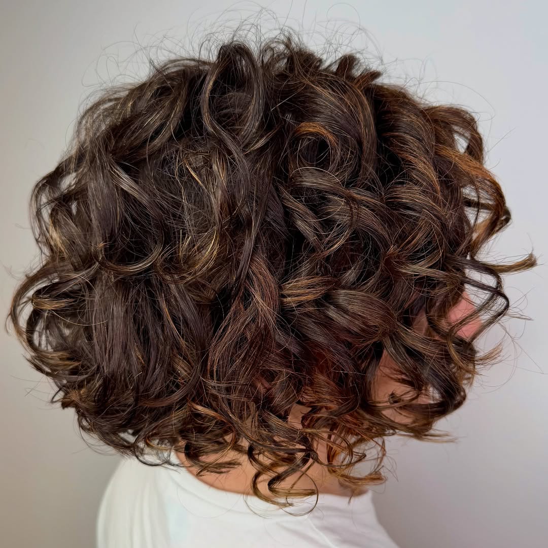 29 Short Curly Haircuts 2025 for Women Over 50, Round Faces, 3b 3c ...
