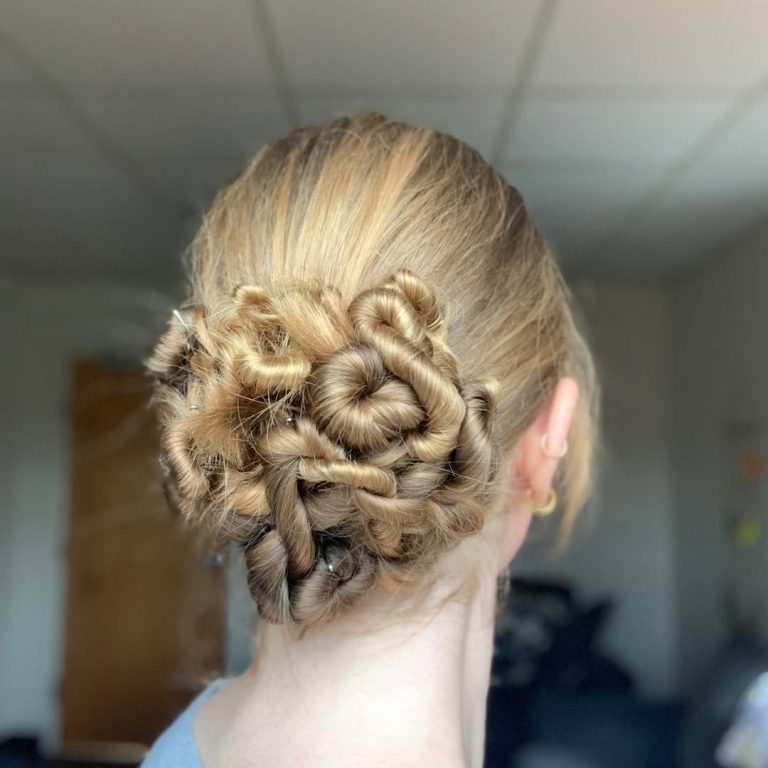 Y2K Hairstyles Guide: 2000s buns, braids, half-up and updos for short ...