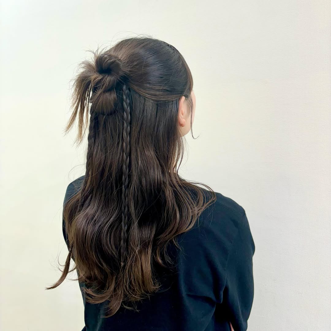 Y2K Hairstyles Guide: 2000s buns, braids, half-up and updos for short ...
