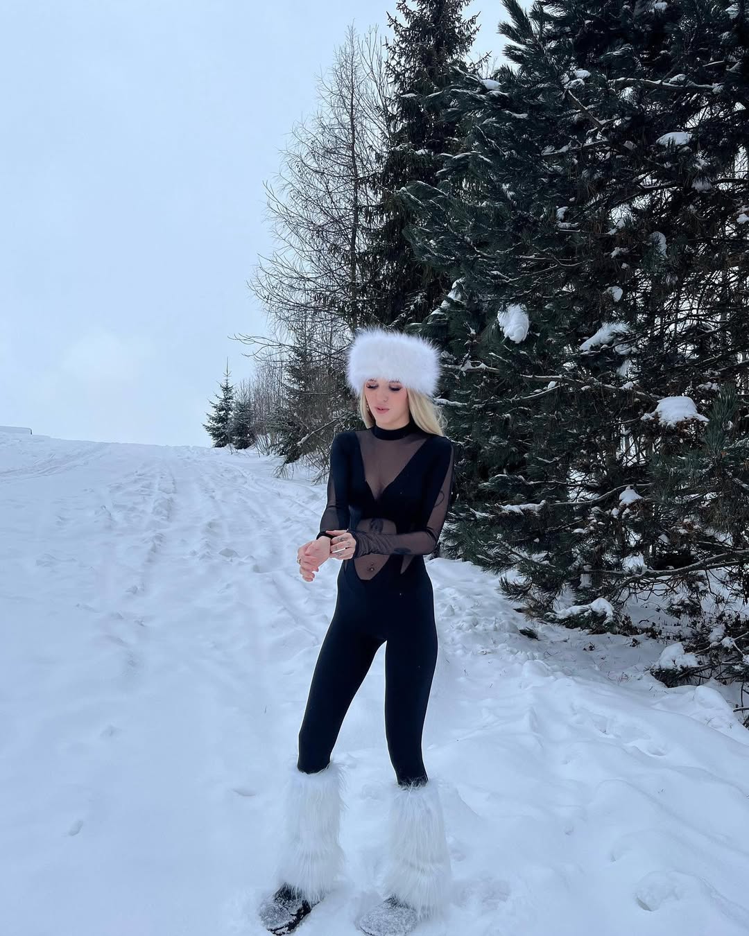 Y2K Winter Outfits 2025–2026: Aesthetic Coats, Cute Skirts, Plus Size ...