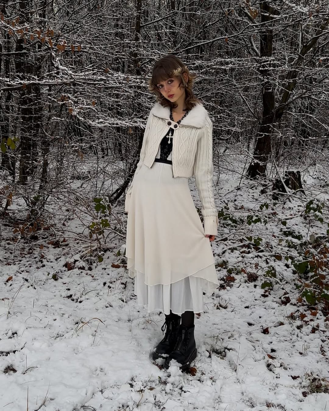 Y2K Winter Outfits 2025–2026: Aesthetic Coats, Cute Skirts, Plus Size ...