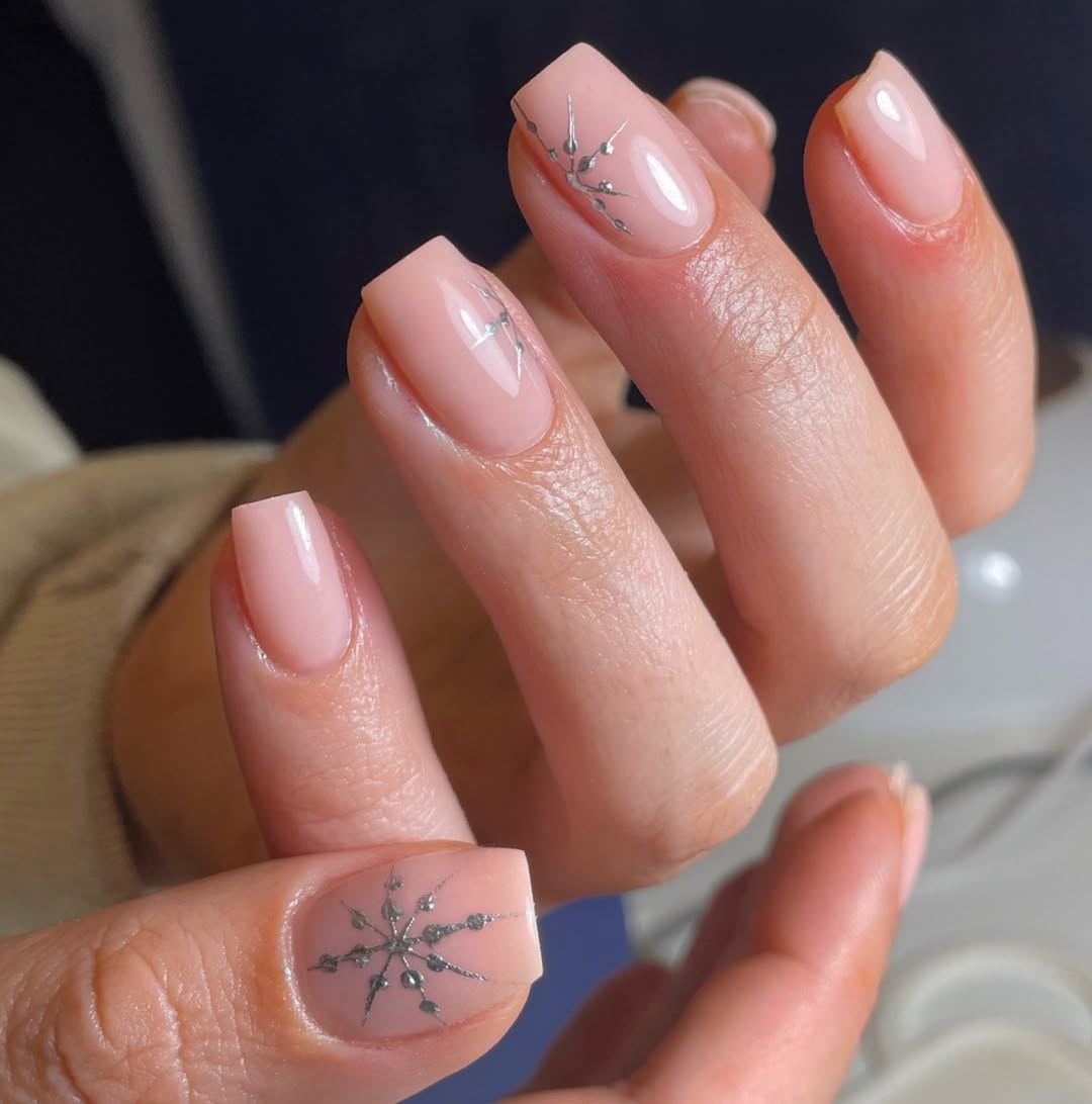 Subtle Christmas Nails 2025: Simple Gel, Acrylic Almond and Square ...