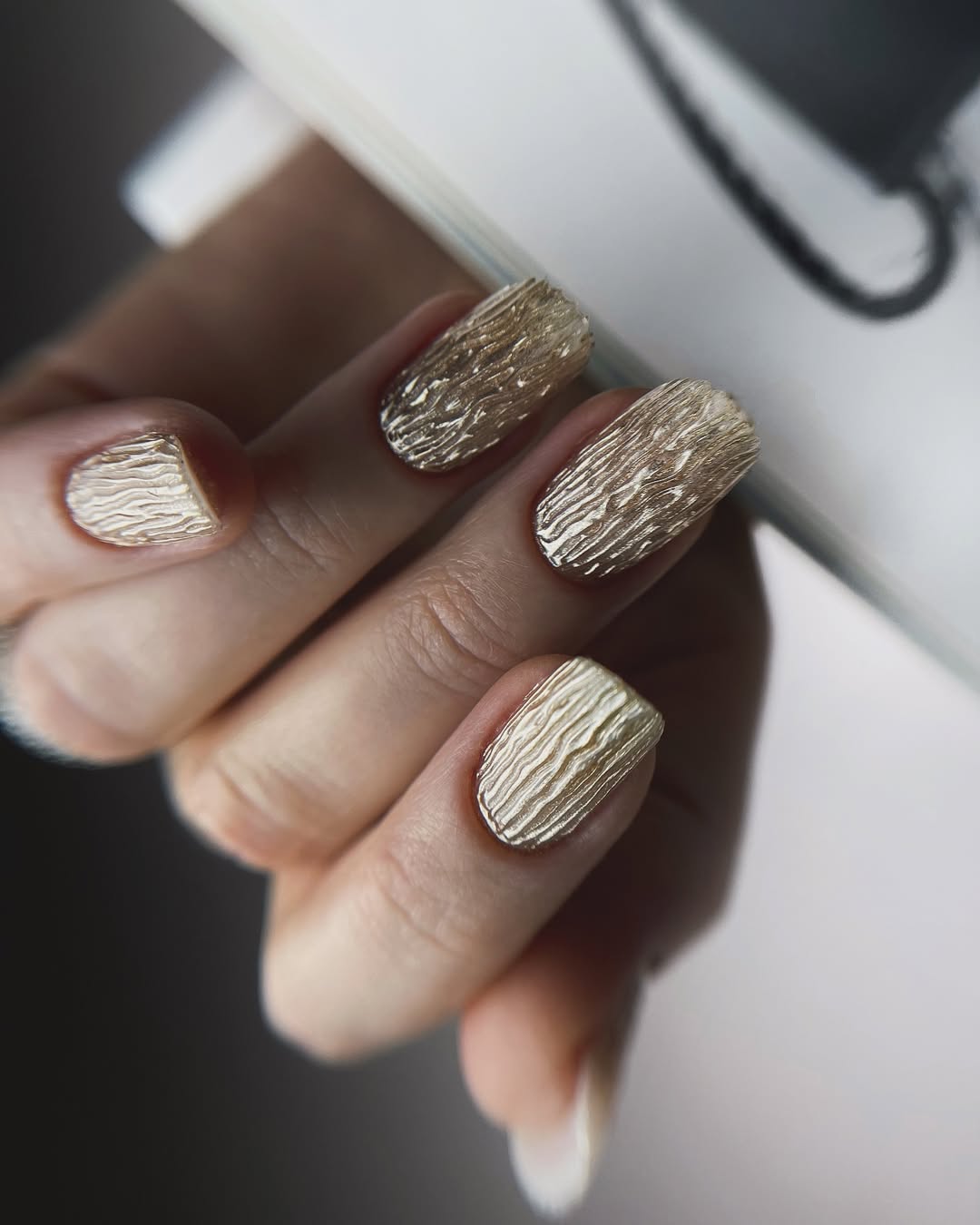 Gold Color Nails 2026: glitter, rose gold, black and gold Designs ...